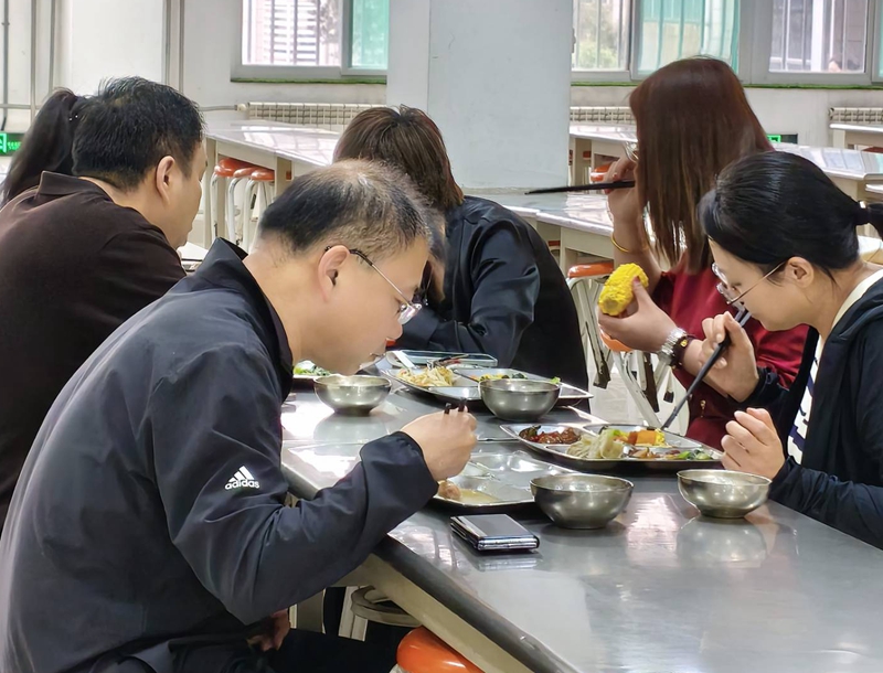 山东省济南第二中学 校园动态 家校携手共筑健康防线 济南二中家委会代表参与食堂监督检查活动